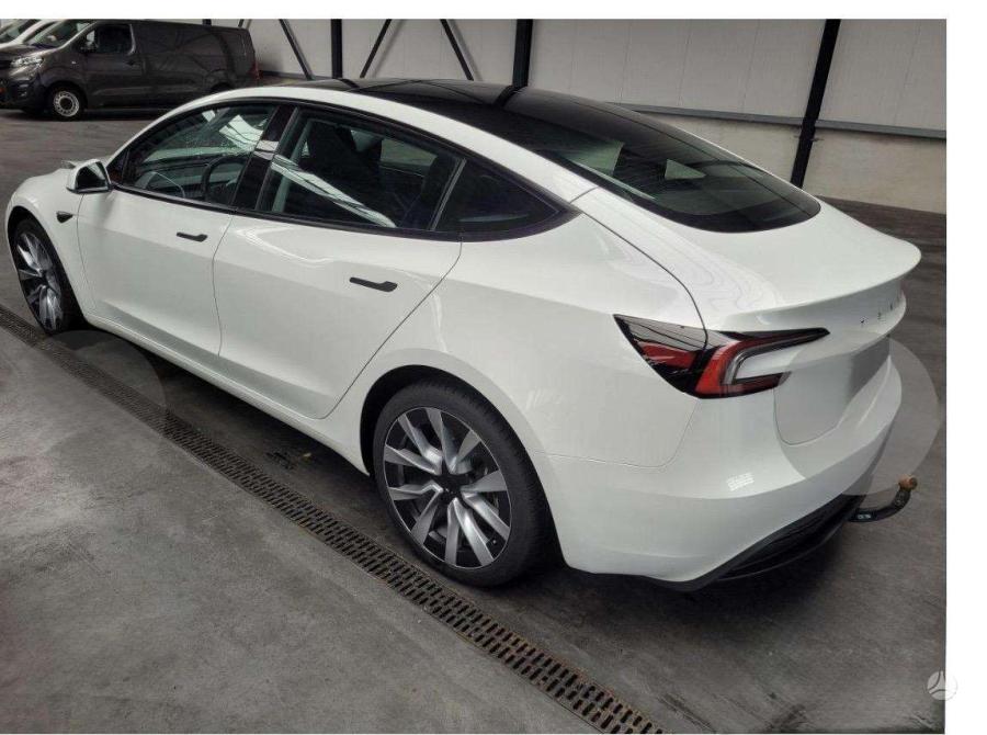 White Tesla Model 3 2024 in Kaunas, with an engine capacity of 0.00 L and mileage of 40 thousand km for 25900 €, photo 4 on AUTOMOTO.COM.LV