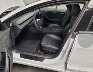 White Tesla Model 3 2024 in Kaunas, with an engine capacity of 0.00 L and mileage of 40 thousand km for 25900 €, photo 5 on AUTOMOTO.COM.LV