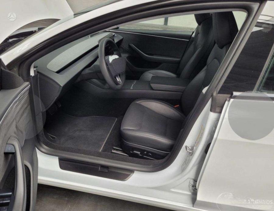 White Tesla Model 3 2024 in Kaunas, with an engine capacity of 0.00 L and mileage of 40 thousand km for 25900 €, photo 5 on AUTOMOTO.COM.LV