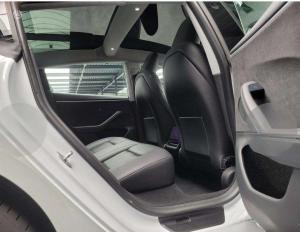 White Tesla Model 3 2024 in Kaunas, with an engine capacity of 0.00 L and mileage of 40 thousand km for 25900 €, photo 6 on AUTOMOTO.COM.LV