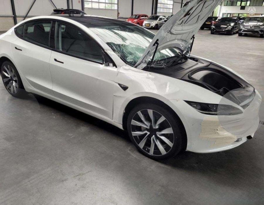 White Tesla Model 3 2024 in Kaunas, with an engine capacity of 0.00 L and mileage of 40 thousand km for 25900 €, photo 7 on AUTOMOTO.COM.LV