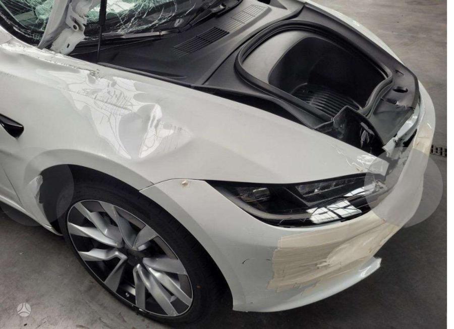 White Tesla Model 3 2024 in Kaunas, with an engine capacity of 0.00 L and mileage of 40 thousand km for 25900 €, photo 9 on AUTOMOTO.COM.LV
