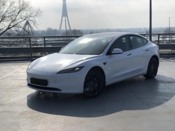 White Tesla Model 3 2024 in Riga, with an engine capacity of 0.00 L and mileage of 11 thousand km for 33150 €, photo 1 on AUTOMOTO.COM.LV