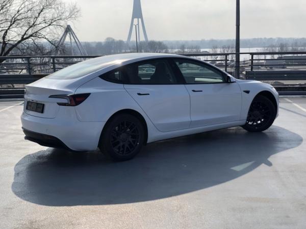White Tesla Model 3 2024 in Riga, with an engine capacity of 0.00 L and mileage of 11 thousand km for 33150 €, photo 8 on AUTOMOTO.COM.LV