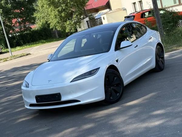 Balts Tesla Model 3 2024 Jūrmala, ar dzinēja tilpumu 0.00 L un nobraukumu 80 tūkst. km par 37950 €, foto 1 vietnē AUTOMOTO.COM.LV