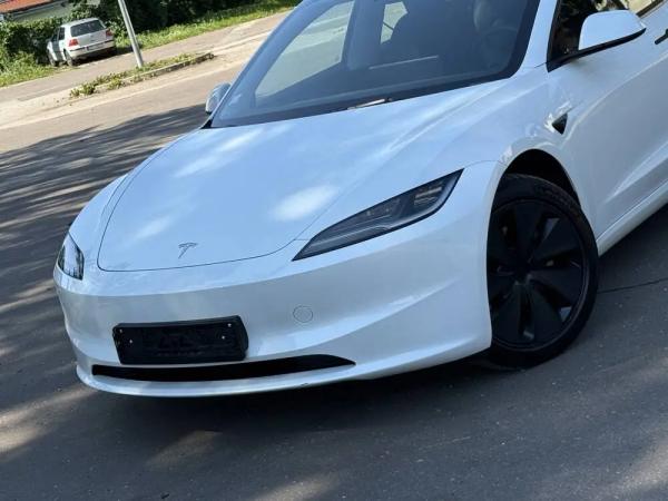 Balts Tesla Model 3 2024 Jūrmala, ar dzinēja tilpumu 0.00 L un nobraukumu 80 tūkst. km par 37950 €, foto 2 vietnē AUTOMOTO.COM.LV