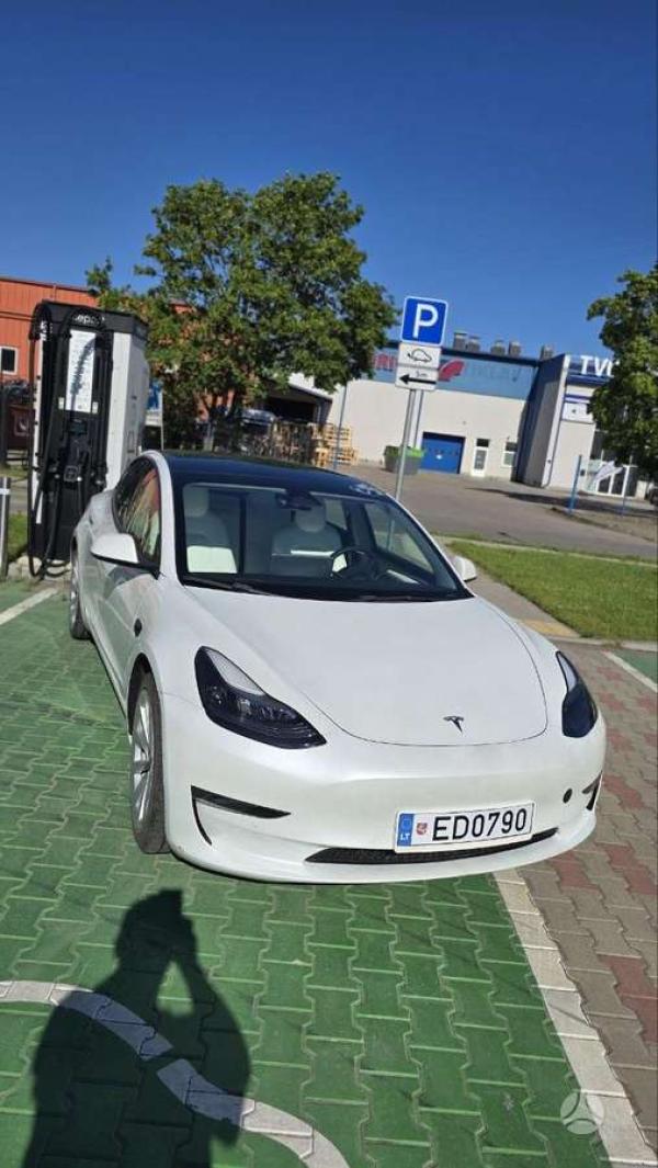 White Tesla Model 3 2024 in Kaunas, with an engine capacity of 0.00 L and mileage of 21 thousand km for 23500 €, photo 3 on AUTOMOTO.COM.LV