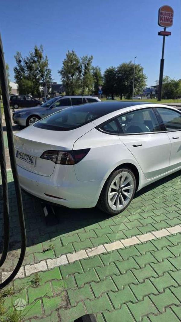 White Tesla Model 3 2024 in Kaunas, with an engine capacity of 0.00 L and mileage of 21 thousand km for 23500 €, photo 4 on AUTOMOTO.COM.LV
