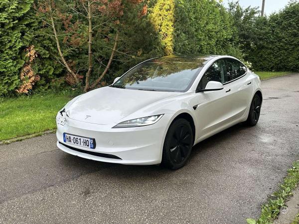 White Tesla Model 3 2024 in Kaunas, with an engine capacity of 0.00 L and mileage of 36 thousand km for 21600 €, photo 1 on AUTOMOTO.COM.LV