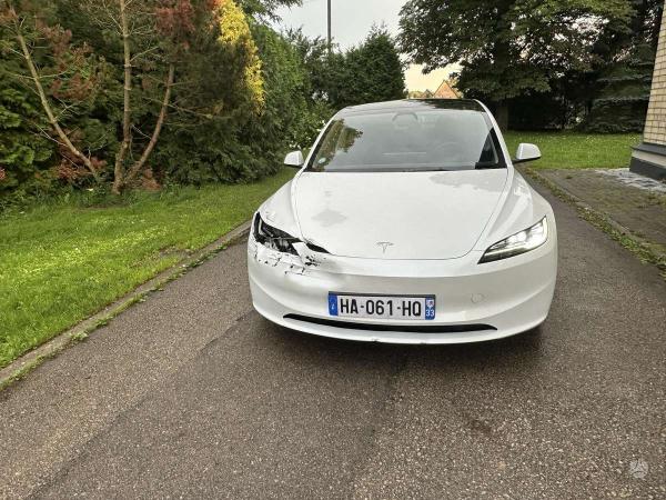 White Tesla Model 3 2024 in Kaunas, with an engine capacity of 0.00 L and mileage of 36 thousand km for 21600 €, photo 2 on AUTOMOTO.COM.LV