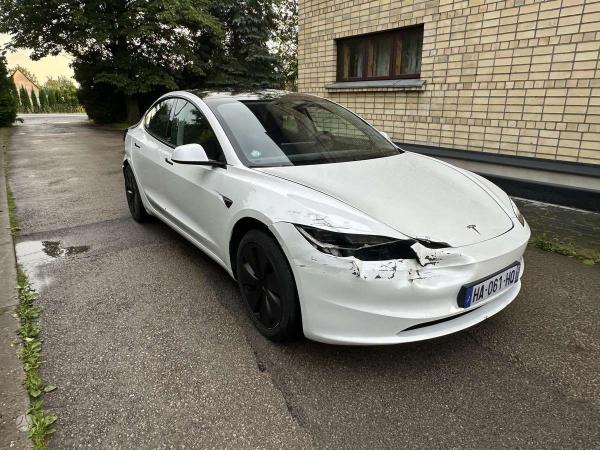 White Tesla Model 3 2024 in Kaunas, with an engine capacity of 0.00 L and mileage of 36 thousand km for 21600 €, photo 3 on AUTOMOTO.COM.LV