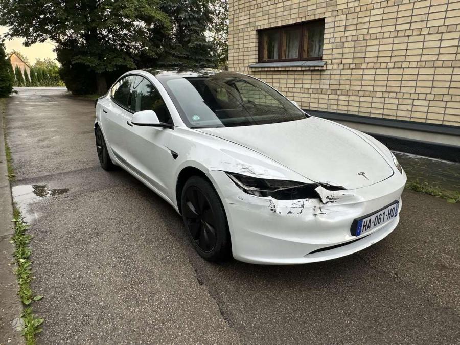 Balts Tesla Model 3 2024 Kauņa, ar dzinēja tilpumu 0.00 L un nobraukumu 36 tūkst. km par 21600 €, foto 4 vietnē AUTOMOTO.COM.LV