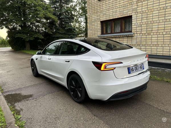 White Tesla Model 3 2024 in Kaunas, with an engine capacity of 0.00 L and mileage of 36 thousand km for 21600 €, photo 9 on AUTOMOTO.COM.LV
