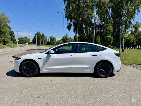 White Tesla Model 3 2024 in Klaipeda, with an engine capacity of 0.00 L and mileage of 37 thousand km for 29900 €, photo 4 on AUTOMOTO.COM.LV