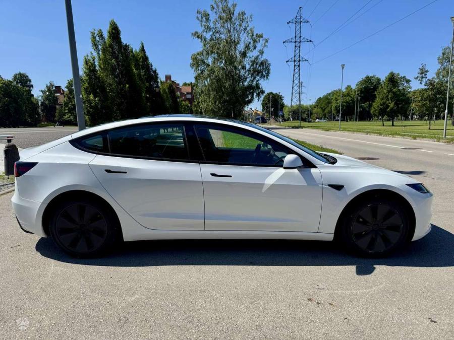 White Tesla Model 3 2024 in Klaipeda, with an engine capacity of 0.00 L and mileage of 37 thousand km for 29900 €, photo 9 on AUTOMOTO.COM.LV
