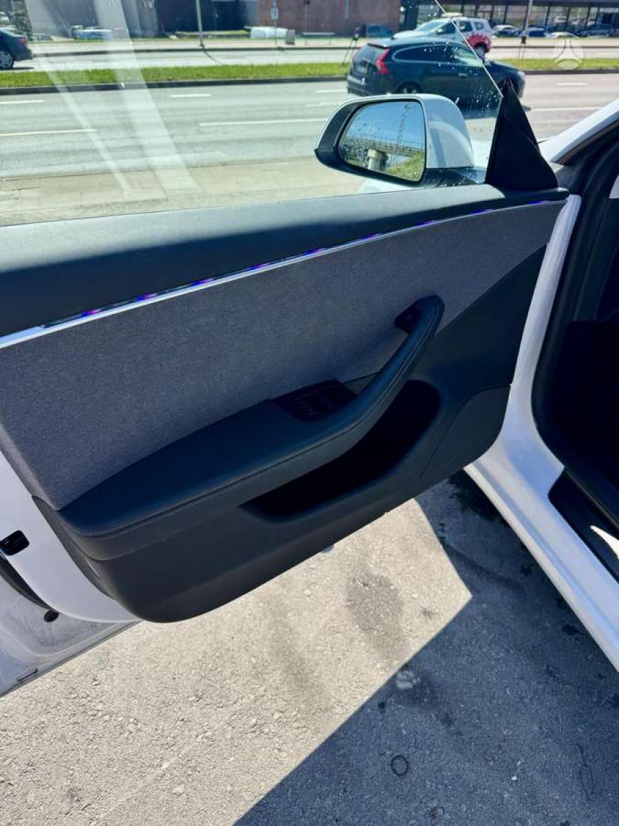 White Tesla Model 3 2024 in Klaipeda, with an engine capacity of 0.00 L and mileage of 37 thousand km for 29900 €, photo 11 on AUTOMOTO.COM.LV