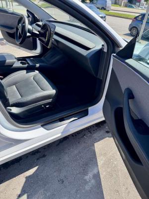 White Tesla Model 3 2024 in Klaipeda, with an engine capacity of 0.00 L and mileage of 37 thousand km for 29900 €, photo 13 on AUTOMOTO.COM.LV