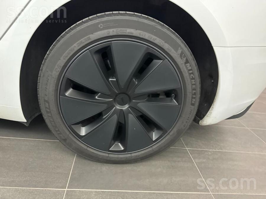 White Tesla Model 3 2024 in Riga, with an engine capacity of 0.00 L and mileage of 75 thousand km for 42000 €, photo 11 on AUTOMOTO.COM.LV