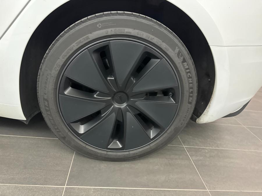 White Tesla Model 3 2024 in Riga, with an engine capacity of 0.00 L and mileage of 75 thousand km for 42000 €, photo 10 on AUTOMOTO.COM.LV