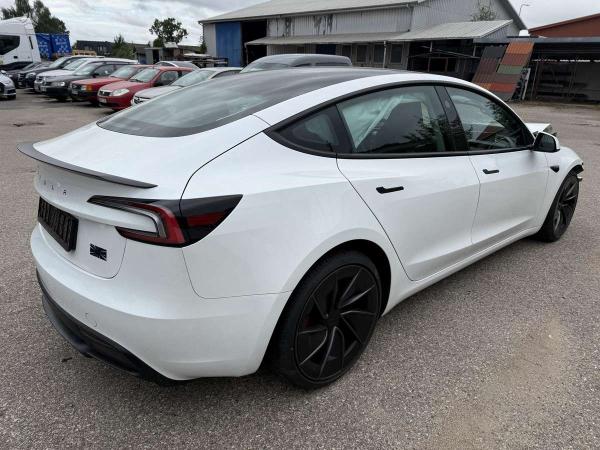 Белый Тесла Модель 3 2024 в Каунас, объемом двигателя 0.00 л и пробегом 24 тыс. км за 27990 €, фото 1 на AUTOMOTO.COM.LV