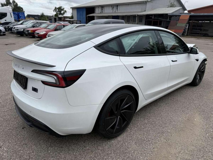 Balts Tesla Model 3 2024 Kauņa, ar dzinēja tilpumu 0.00 L un nobraukumu 24 tūkst. km par 27990 €, foto 1 vietnē AUTOMOTO.COM.LV