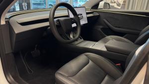 White Tesla Model 3 2024 in Riga, with an engine capacity of 0.00 L and mileage of 75 thousand km for 42000 €, photo 9 on AUTOMOTO.COM.LV
