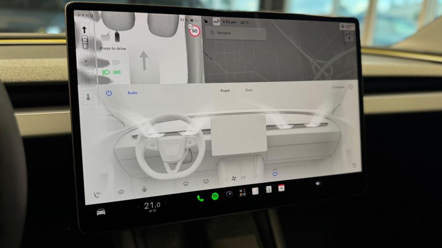 White Tesla Model 3 2024 in Riga, with an engine capacity of 0.00 L and mileage of 75 thousand km for 42000 €, photo 16 on AUTOMOTO.COM.LV
