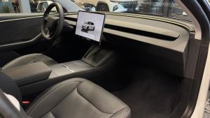 White Tesla Model 3 2024 in Riga, with an engine capacity of 0.00 L and mileage of 75 thousand km for 42000 €, photo 18 on AUTOMOTO.COM.LV