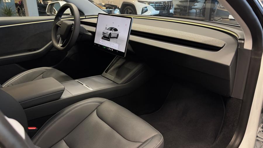 White Tesla Model 3 2024 in Riga, with an engine capacity of 0.00 L and mileage of 75 thousand km for 42000 €, photo 18 on AUTOMOTO.COM.LV