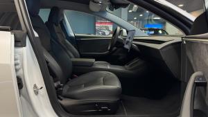 White Tesla Model 3 2024 in Riga, with an engine capacity of 0.00 L and mileage of 75 thousand km for 42000 €, photo 19 on AUTOMOTO.COM.LV