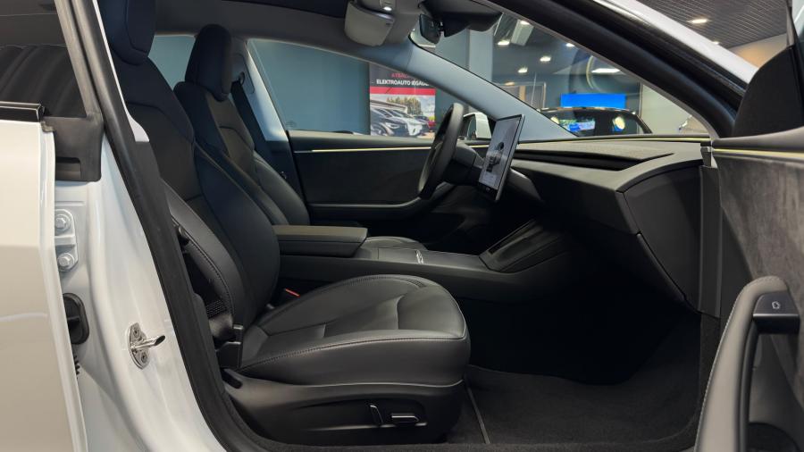 White Tesla Model 3 2024 in Riga, with an engine capacity of 0.00 L and mileage of 75 thousand km for 42000 €, photo 19 on AUTOMOTO.COM.LV