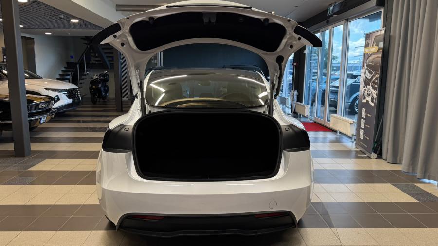 White Tesla Model 3 2024 in Riga, with an engine capacity of 0.00 L and mileage of 75 thousand km for 42000 €, photo 24 on AUTOMOTO.COM.LV