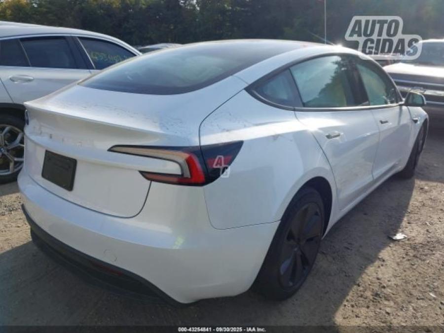 White Tesla Model 3 2025 in Klaipeda, with an engine capacity of 0.00 L and mileage of 20 thousand km for 10000 €, photo 4 on AUTOMOTO.COM.LV
