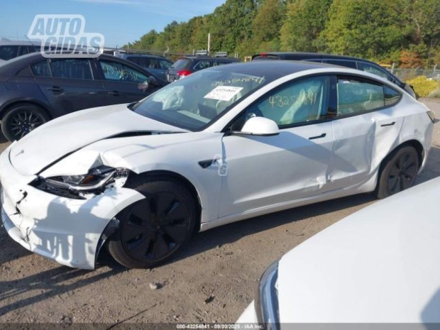 White Tesla Model 3 2025 in Klaipeda, with an engine capacity of 0.00 L and mileage of 20 thousand km for 10000 €, photo 13 on AUTOMOTO.COM.LV