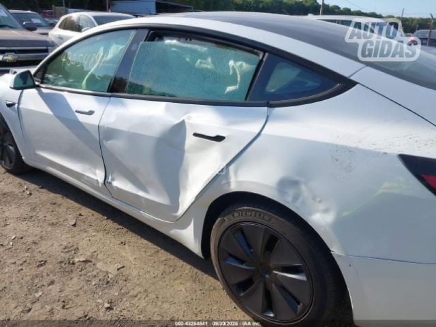 White Tesla Model 3 2025 in Klaipeda, with an engine capacity of 0.00 L and mileage of 20 thousand km for 10000 €, photo 18 on AUTOMOTO.COM.LV