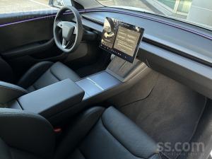 White Tesla Model 3 2025 in Riga, with an engine capacity of 0.00 L and mileage of 10 thousand km for 66720 €, photo 6 on AUTOMOTO.COM.LV