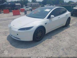 White Tesla Model 3 2025 in Klaipeda, with an engine capacity of 0.00 L and mileage of 35 thousand km for 17550 €, photo 3 on AUTOMOTO.COM.LV