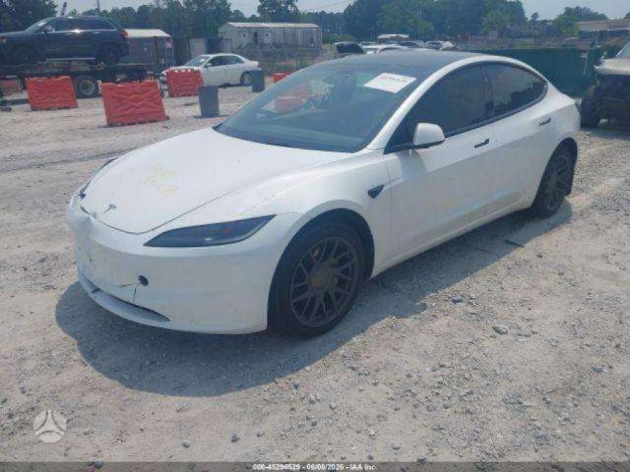 White Tesla Model 3 2025 in Klaipeda, with an engine capacity of 0.00 L and mileage of 35 thousand km for 17550 €, photo 3 on AUTOMOTO.COM.LV