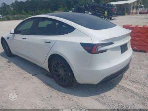 White Tesla Model 3 2025 in Klaipeda, with an engine capacity of 0.00 L and mileage of 35 thousand km for 17550 €, photo 4 on AUTOMOTO.COM.LV