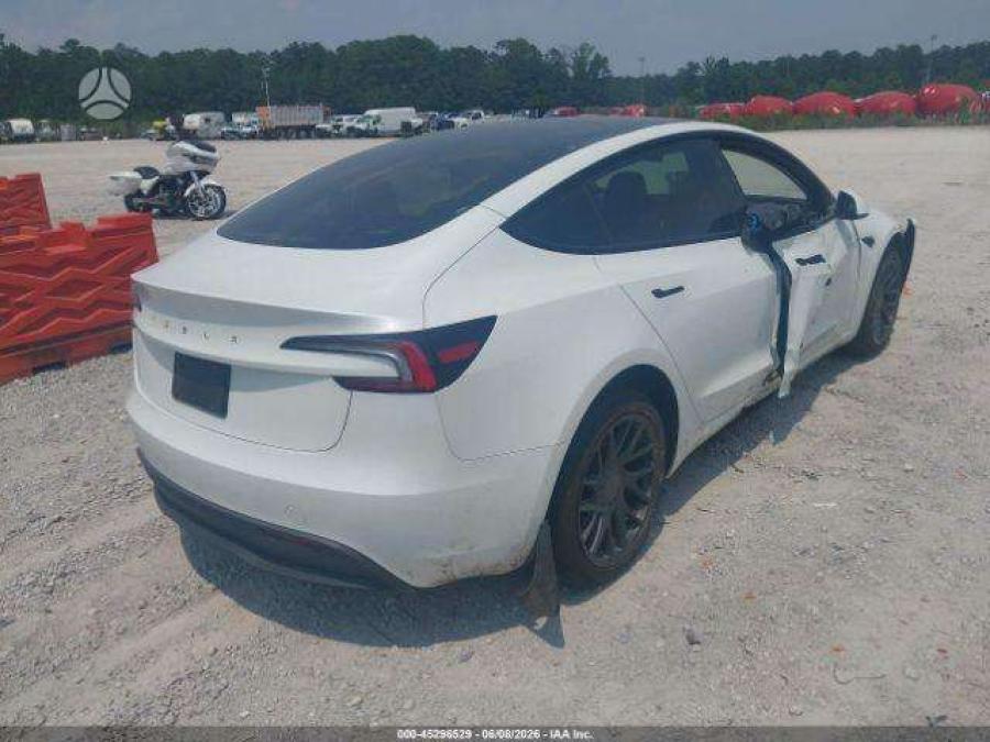 White Tesla Model 3 2025 in Klaipeda, with an engine capacity of 0.00 L and mileage of 35 thousand km for 17550 €, photo 5 on AUTOMOTO.COM.LV