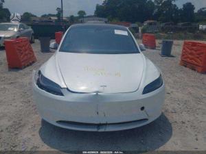 White Tesla Model 3 2025 in Klaipeda, with an engine capacity of 0.00 L and mileage of 35 thousand km for 17550 €, photo 13 on AUTOMOTO.COM.LV