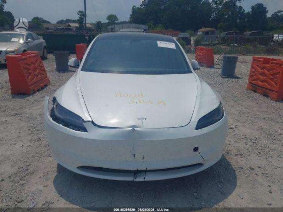 White Tesla Model 3 2025 in Klaipeda, with an engine capacity of 0.00 L and mileage of 35 thousand km for 17550 €, photo 13 on AUTOMOTO.COM.LV