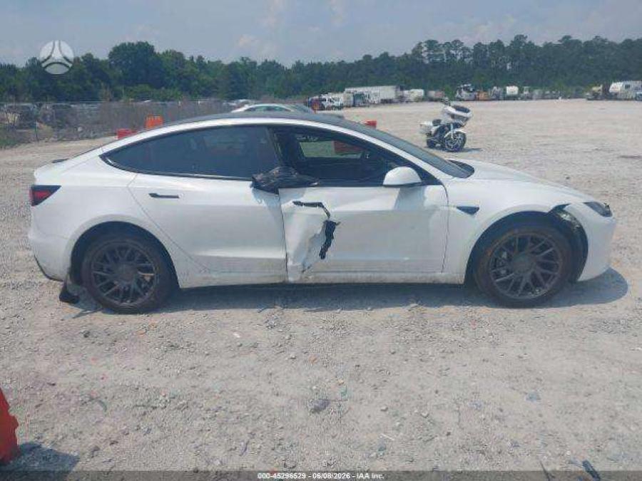 White Tesla Model 3 2025 in Klaipeda, with an engine capacity of 0.00 L and mileage of 35 thousand km for 17550 €, photo 14 on AUTOMOTO.COM.LV