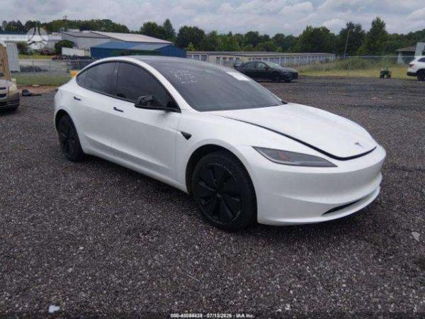 Balts Tesla Model 3 2026 Klaipėda, ar dzinēja tilpumu 0.00 L un nobraukumu 19 tūkst. km par 11200 €, foto 1 vietnē AUTOMOTO.COM.LV
