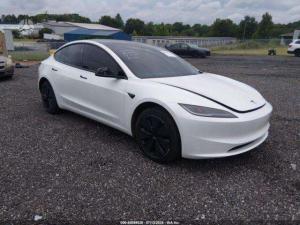 White Tesla Model 3 2026 in Klaipeda, with an engine capacity of 0.00 L and mileage of 19 thousand km for 11200 €, photo 1 on AUTOMOTO.COM.LV