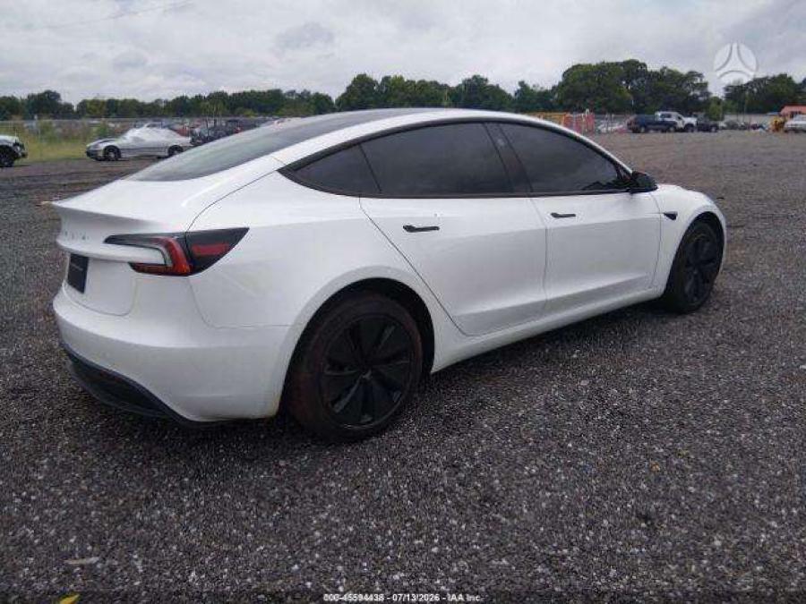 Balts Tesla Model 3 2026 Klaipėda, ar dzinēja tilpumu 0.00 L un nobraukumu 19 tūkst. km par 11200 €, foto 4 vietnē AUTOMOTO.COM.LV