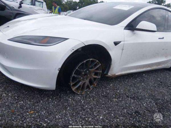 White Tesla Model 3 2026 in Klaipeda, with an engine capacity of 0.00 L and mileage of 19 thousand km for 11200 €, photo 11 on AUTOMOTO.COM.LV