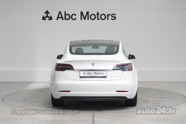 White Tesla Model 3 2022 in Tallinn, with an engine capacity of 0.00 L and mileage of 70 thousand km for 33990 €, photo 4 on AUTOMOTO.COM.LV