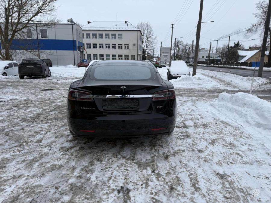 Black Tesla Model S 2013 in Kaunas, with an engine capacity of 0.00 L and mileage of 197 thousand km for 11000 €, photo 2 on AUTOMOTO.COM.LV