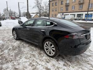 Black Tesla Model S 2013 in Kaunas, with an engine capacity of 0.00 L and mileage of 197 thousand km for 11000 €, photo 3 on AUTOMOTO.COM.LV